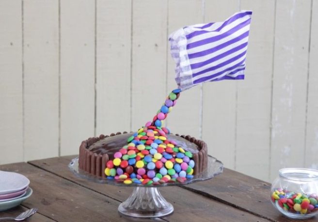 Recipe: How to make a delicious chocolate Gravity cake | SHEmazing!